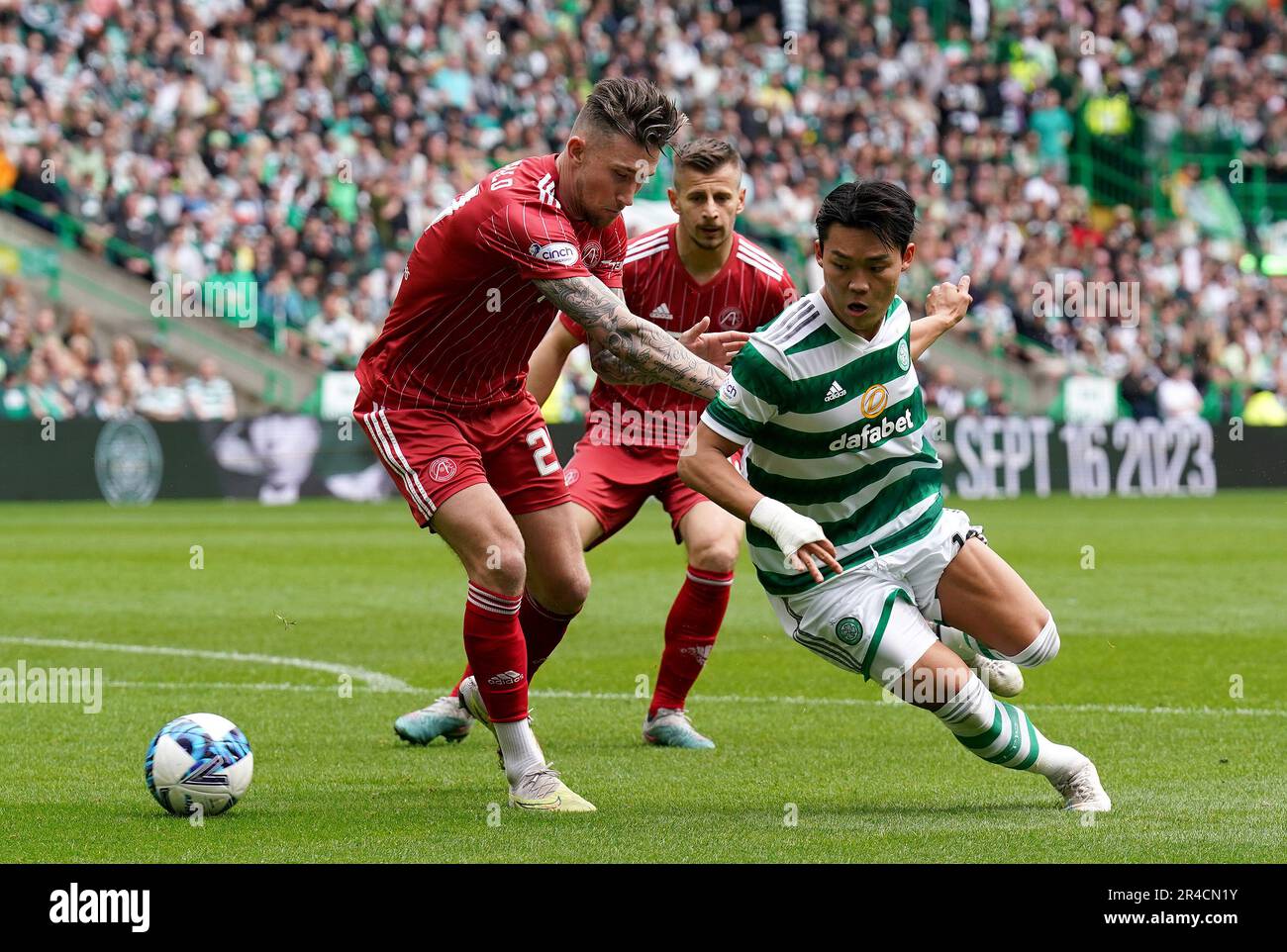 Aberdeen's Angus MacDonald (links) und Celtic's Oh Hyeon-gyu kämpfen während des Cinch ...