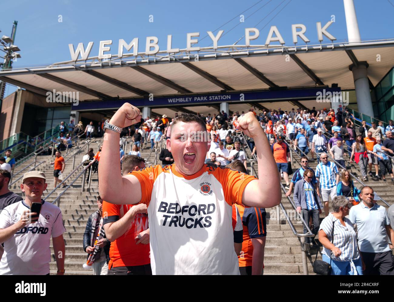 Luton Town Fans vor dem Sky Bet Championship Play-Off-Finale im Wembley ...