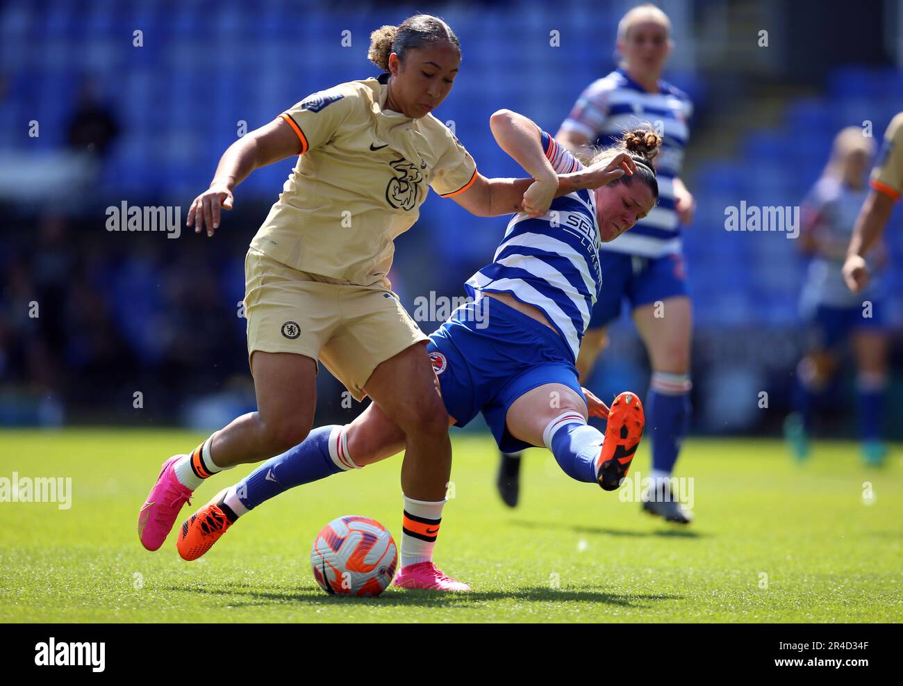 Lauren James von Chelsea und Emma Mukandi von Reading kämpfen beim ...