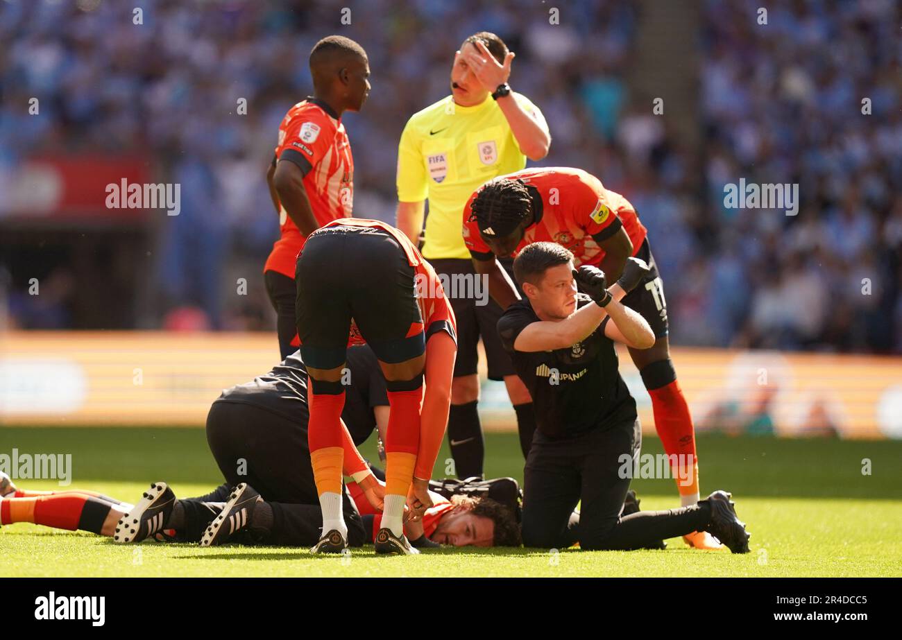 Tom Lockyer von Luton Town wird medizinisch versorgt, nachdem er sich ...