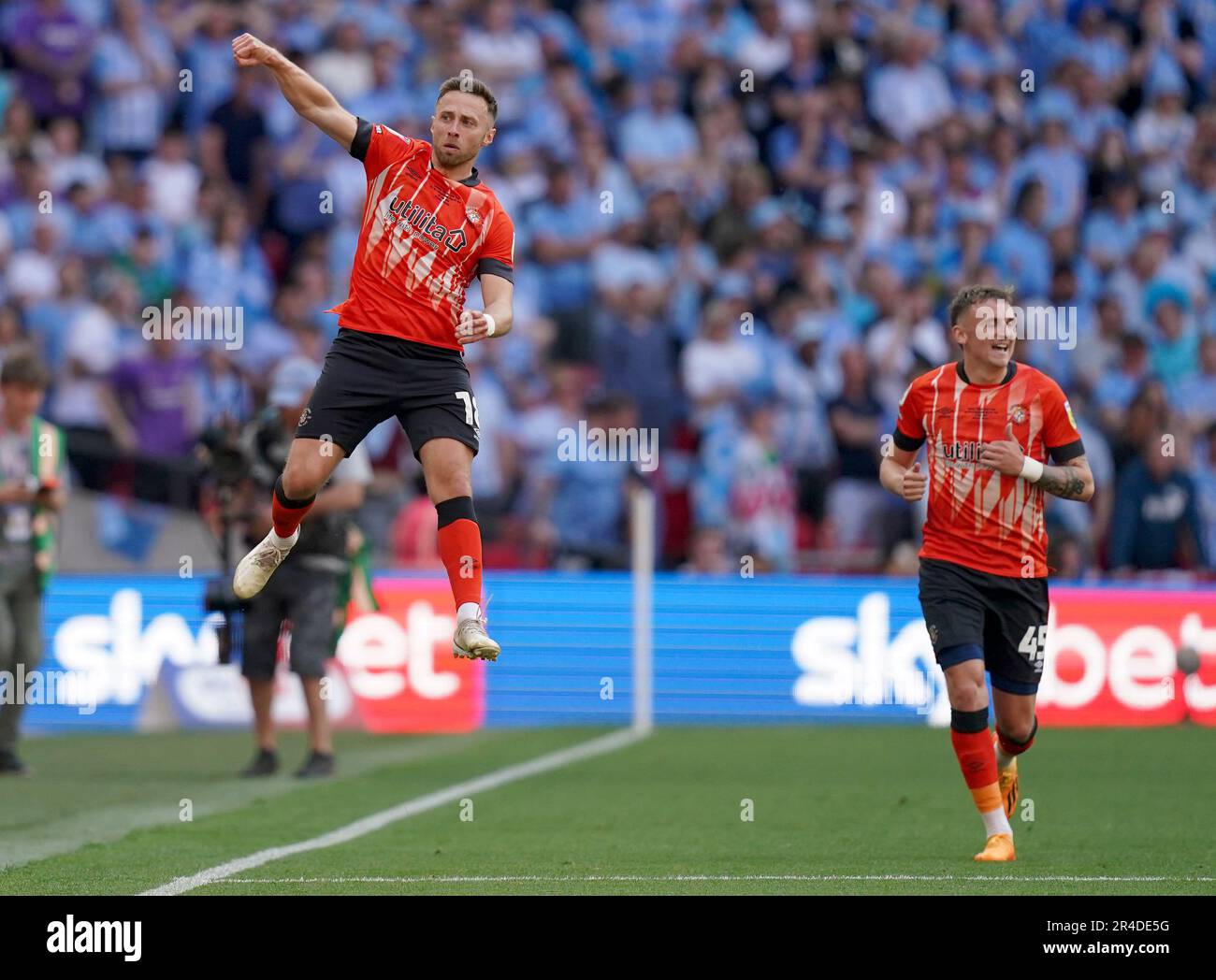 Jordan Clark (links) in Luton Town feiert das Eröffnungstor mit ...