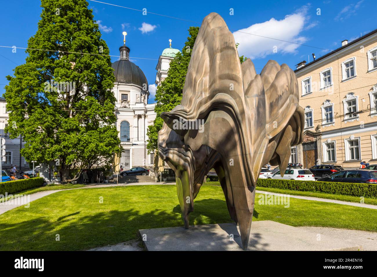 Die Bronzeskulptur Caldera wurde am Makartplatz in der Salzburger ...
