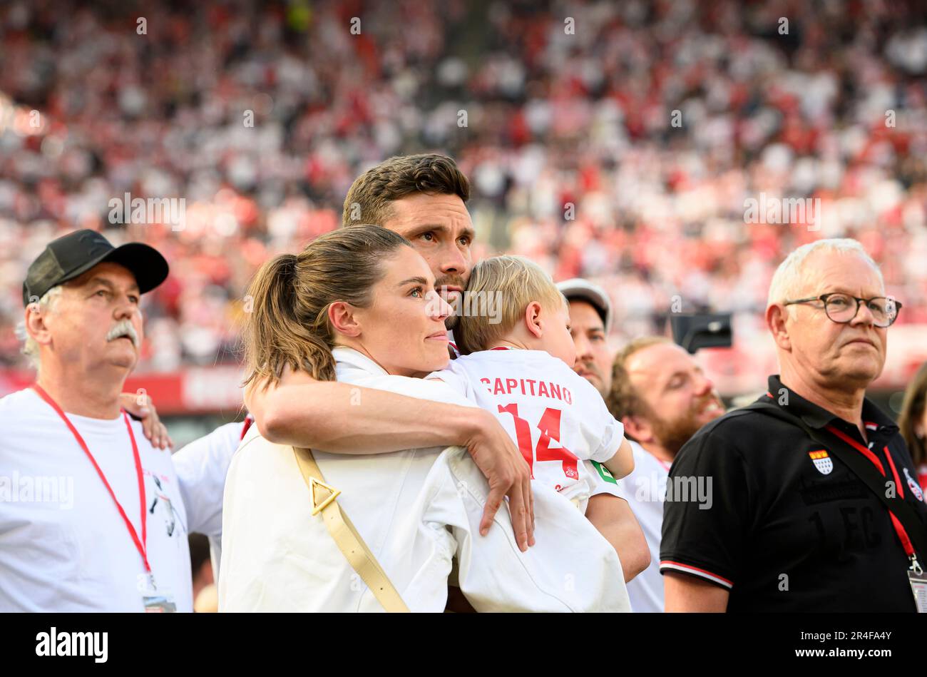 Abschied von Jonas HECTOR (K) mit seiner Frau Anika und dem Kind nach ...