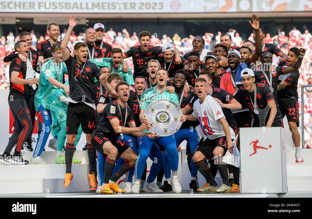 Preisverleihung, Jubilation Team M mit dem Championship Cup, der Torwart Manuel NEUER (M) hält ...