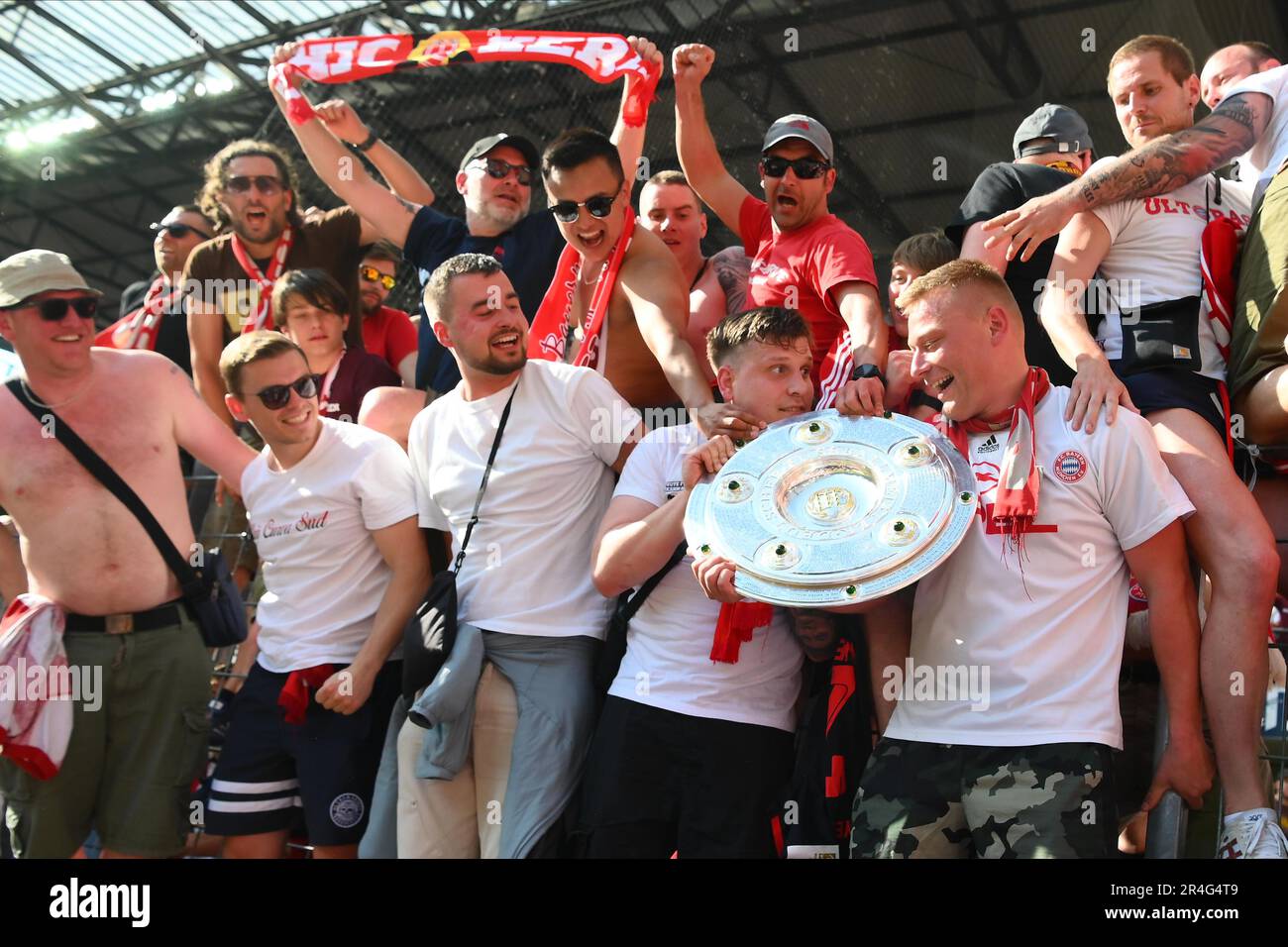 KÖLN - 27. Mai 2023: Fans des Bundesliga Cup. Bayern Championes. Das ...