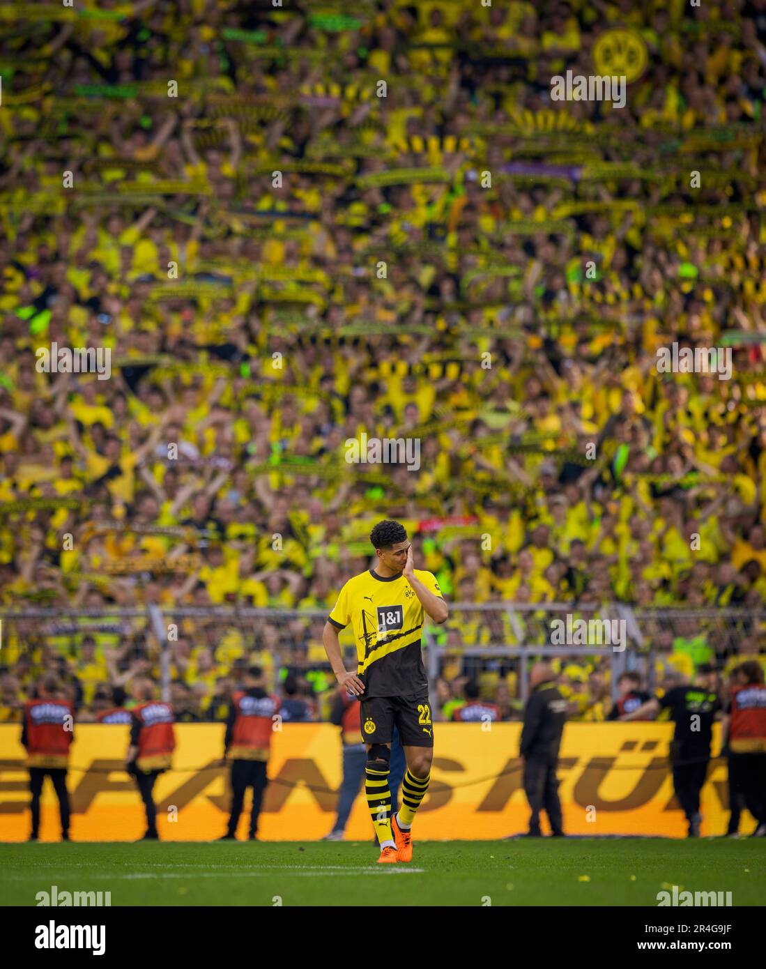 Dortmund, Deutschland. 27. Mai 2023. Jude Bellingham (BVB) enttäuscht vor der Südtribüne ...