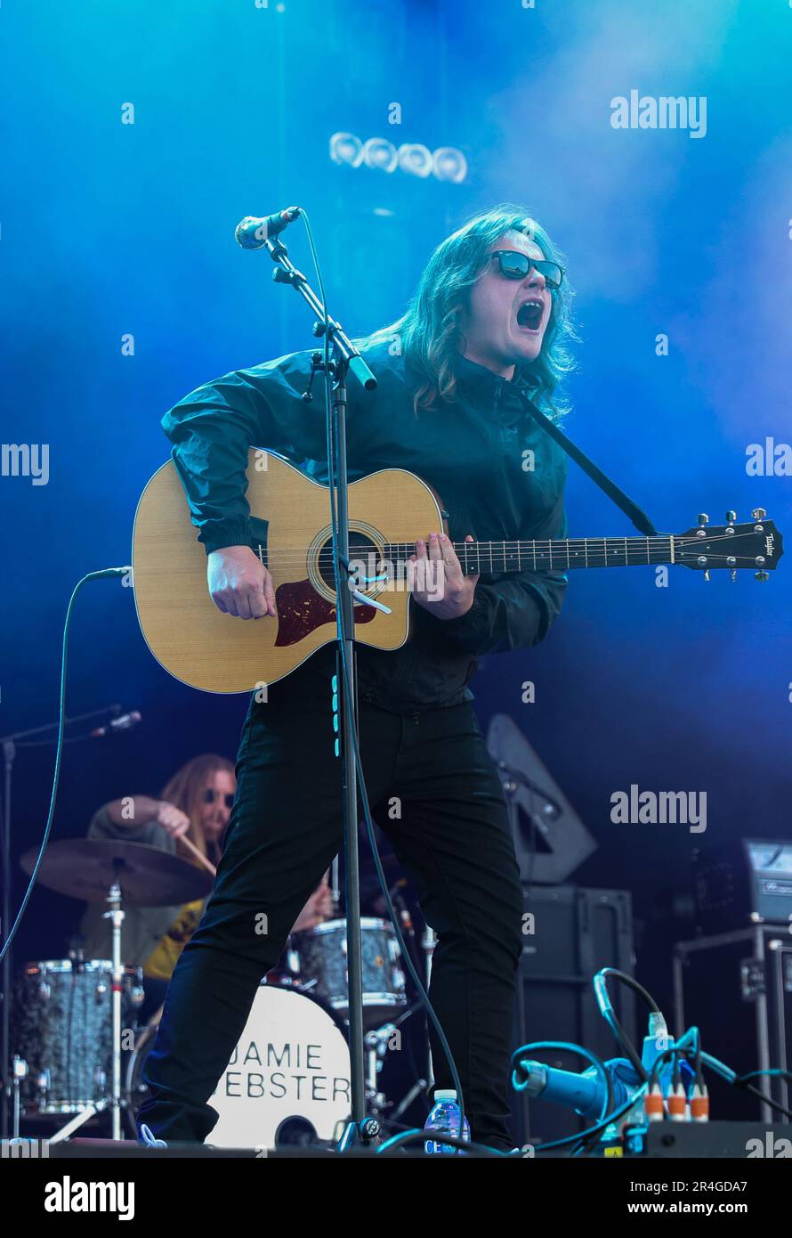 Jamie Webster tritt live auf der Hauptbühne beim Neighbourhood Weekend ...