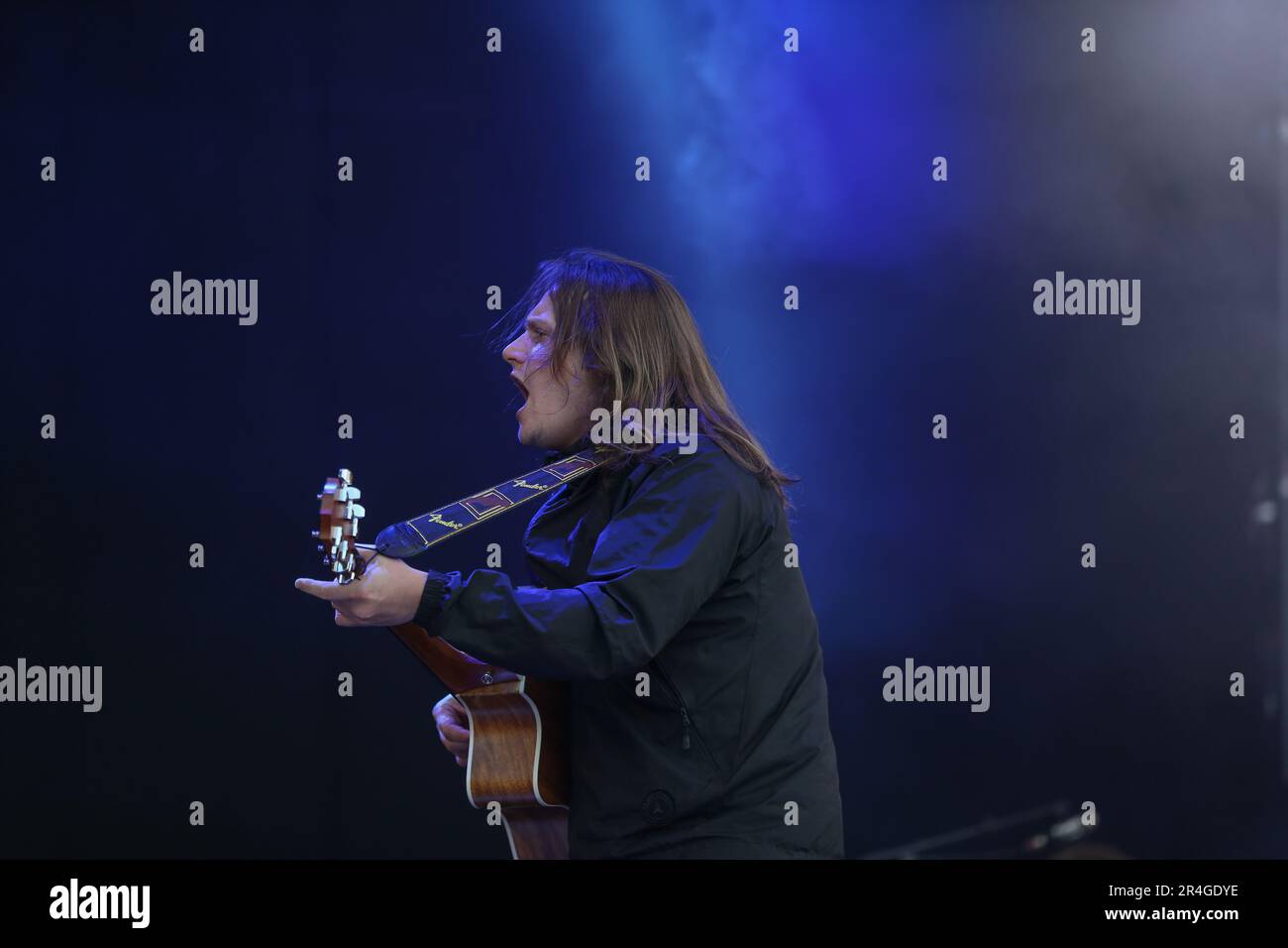 Jamie Webster tritt live auf der Hauptbühne beim Neighbourhood Weekend ...