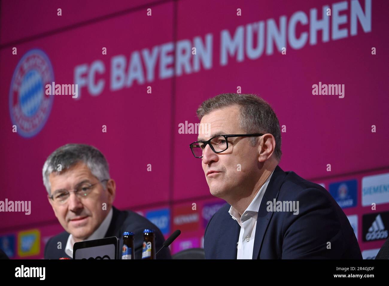 Von rechts: Jan Christian DREESEN (Vorstandsvorsitzender FCB), Herbert ...