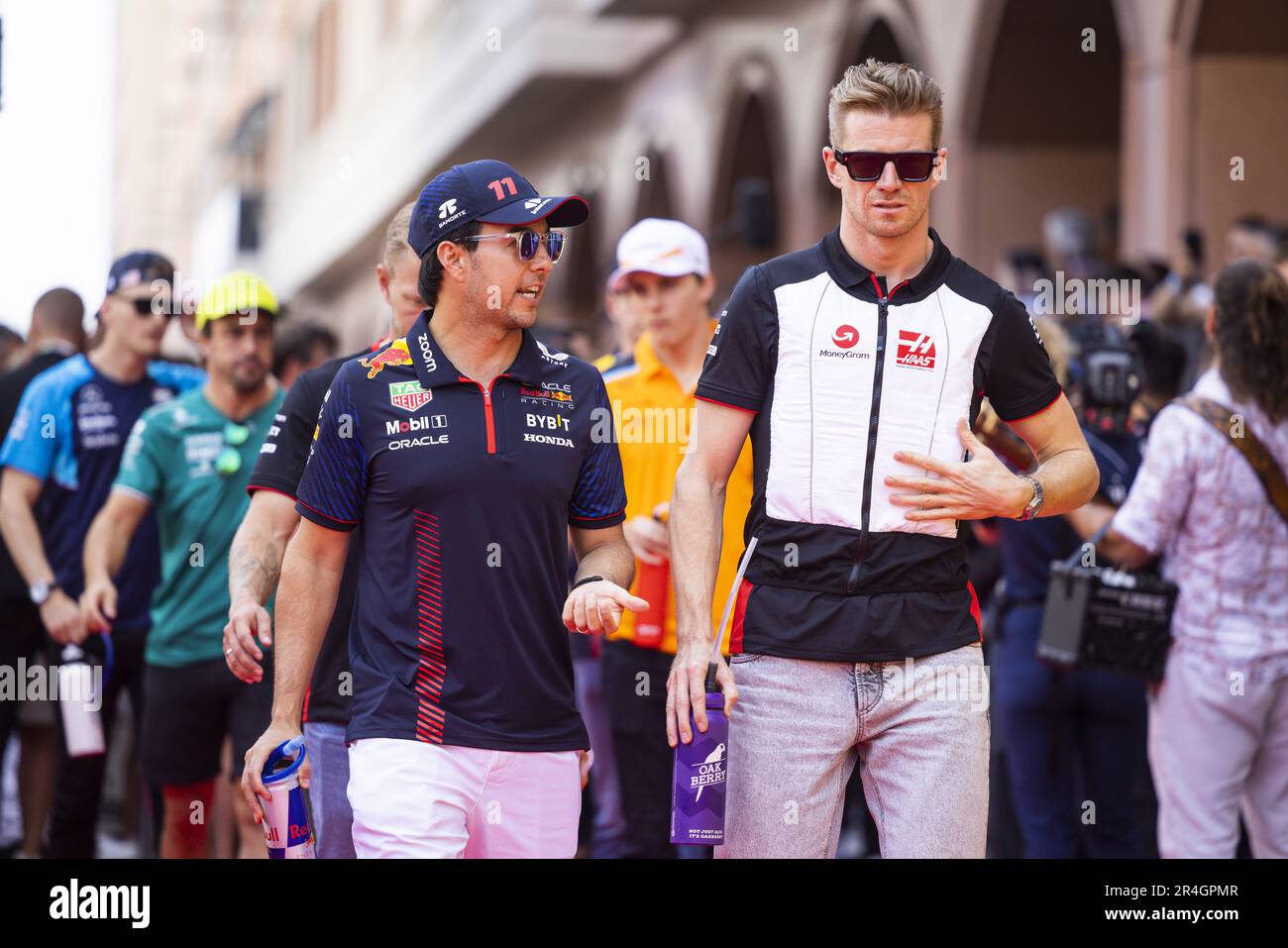 PEREZ Sergio (Mex), Red Bull Racing RB19, HULKENBERG Nico (ger), Haas ...