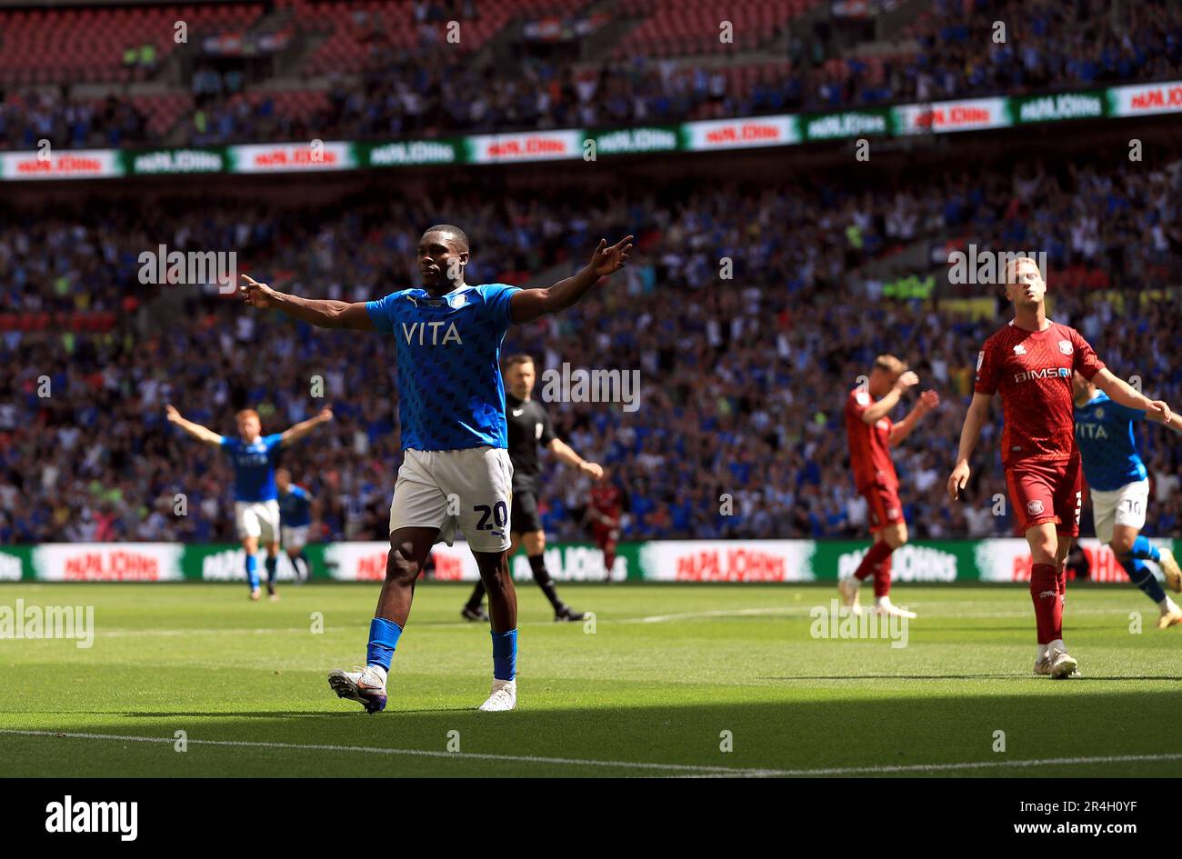 Isaac Olaofe aus dem Stockport County feiert das erste Tor seiner Seite ...