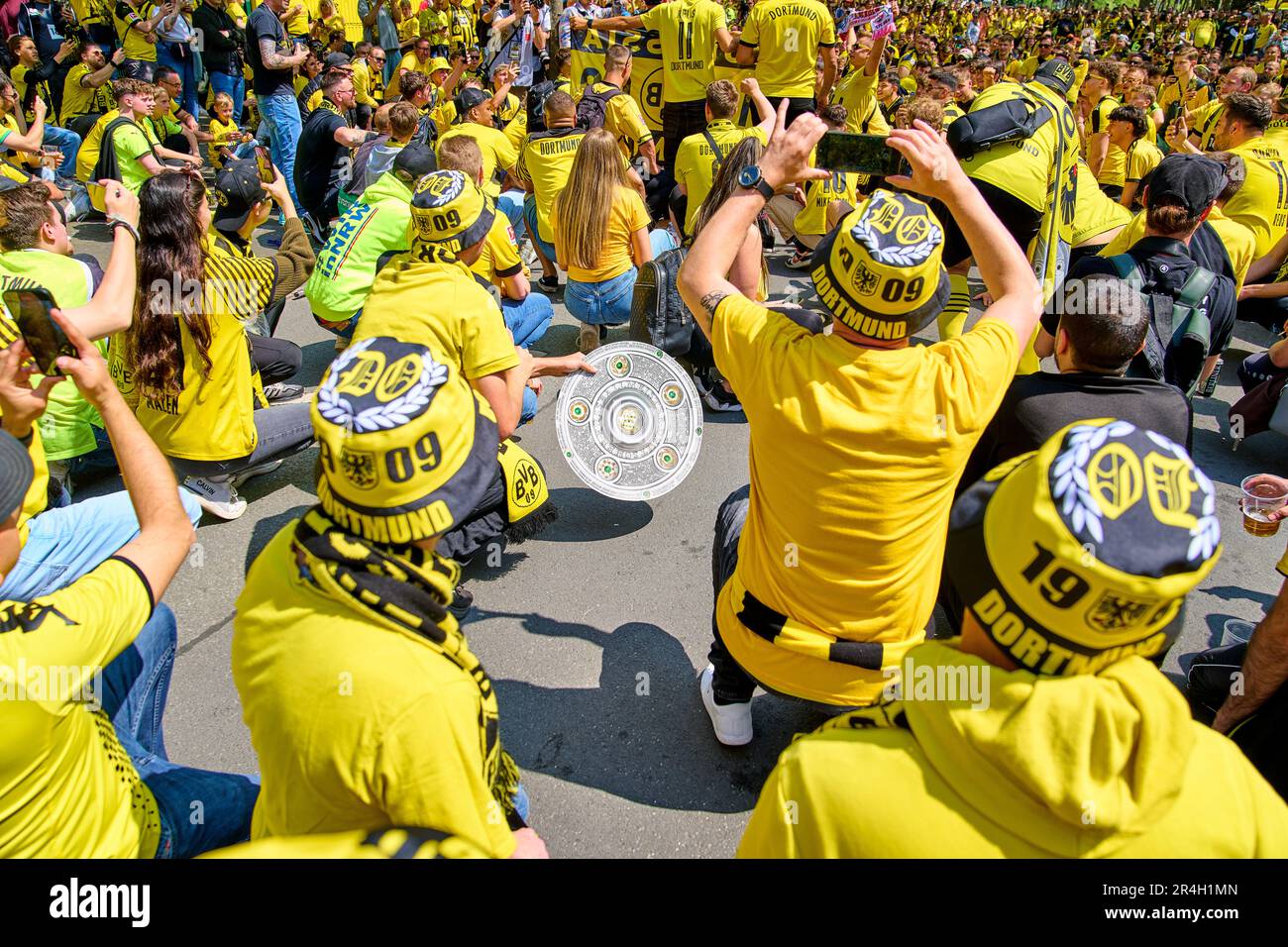 BVB-Fans feiern vor dem Spiel BORUSSIA DORTMUND – FSV MAINZ 05 2-2, BVB ...