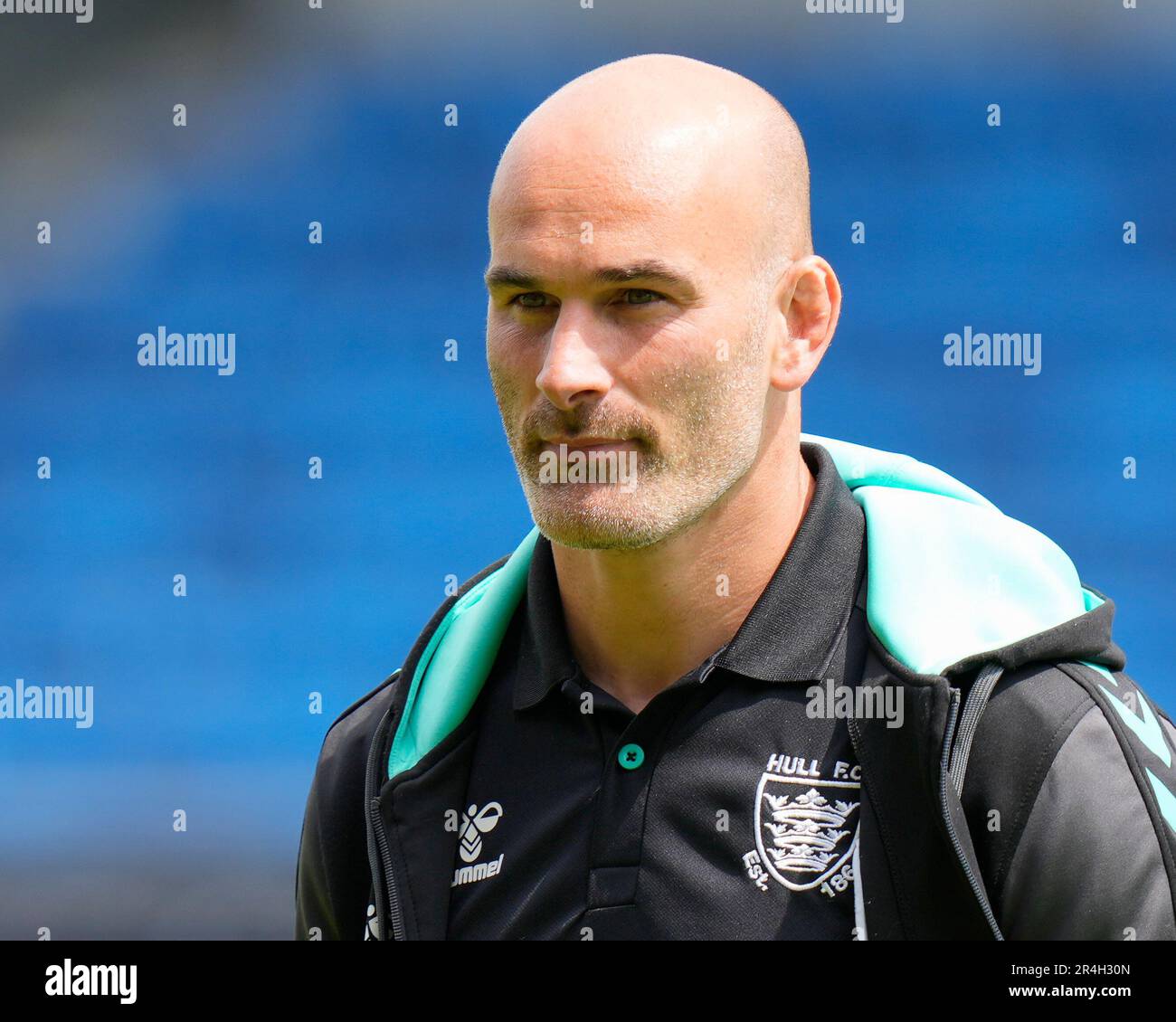 Danny Houghton #9 vom Hull FC inspiziert das Spielfeld vor dem Spiel ...