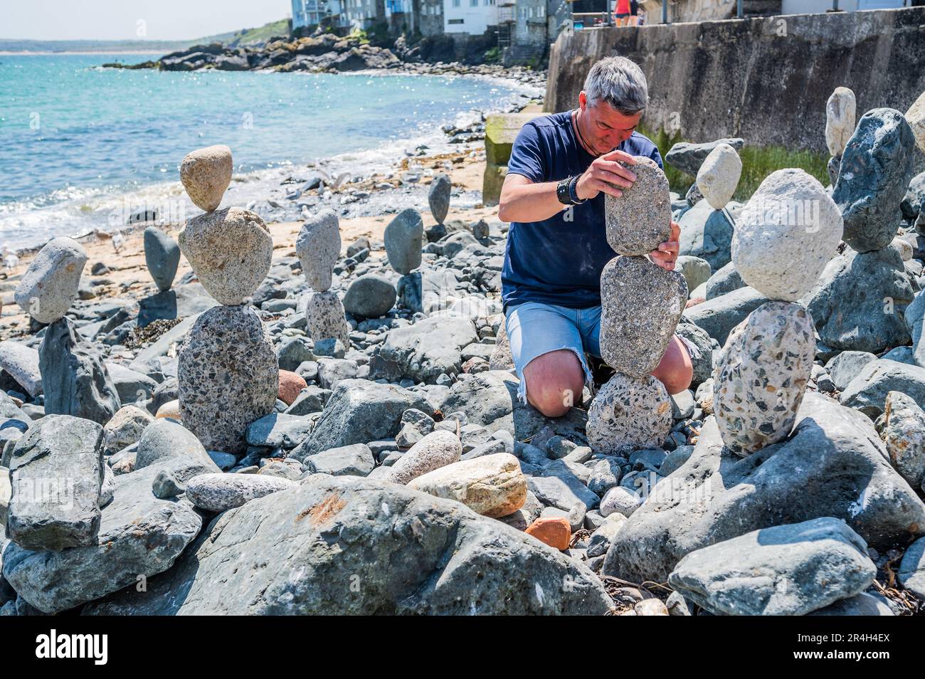 St Ives, Großbritannien. 28. Mai 2023. Zwei Brüder, die Stone Balancers ...