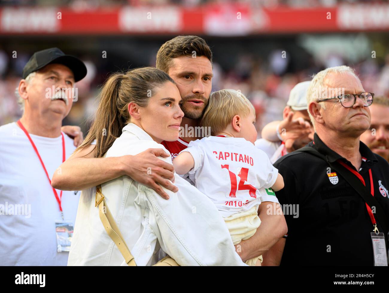 Abschied von Jonas HECTOR (K) mit seiner Familie, Ehefrau Anika und ...