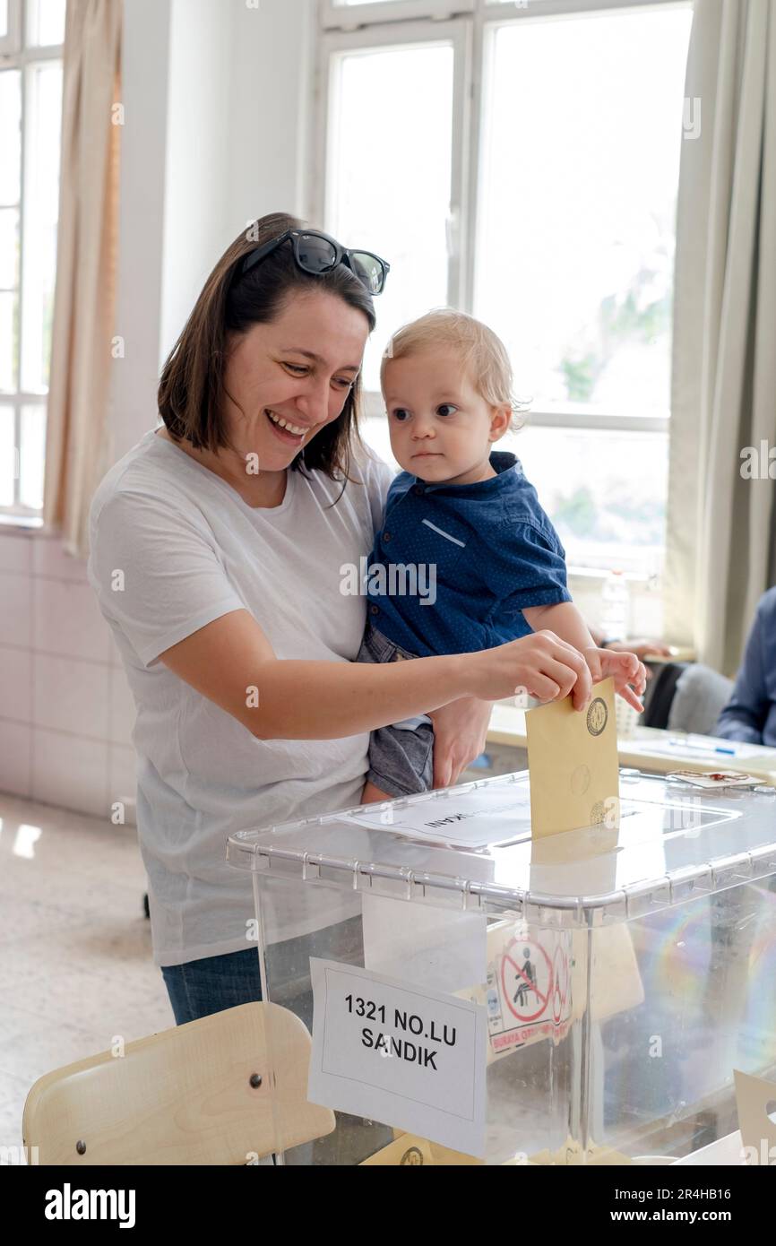 Zusammen mit ihrer Mutter und ihrem Baby stimmen sie bei den türkischen Präsidentschaftswahlen ...