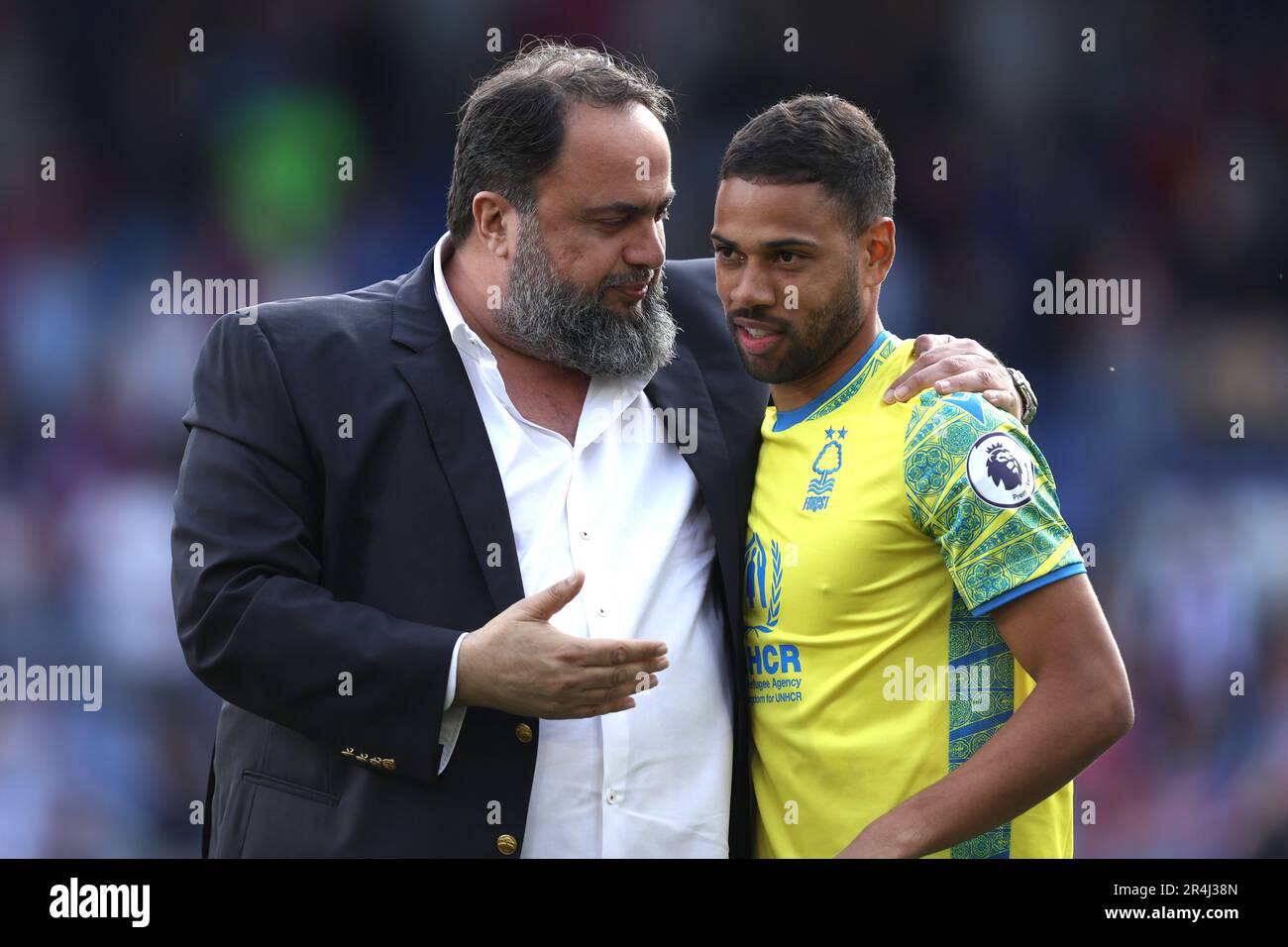 Evangelos Marinakis (links), Eigentümer des Nottingham Forest, spricht ...