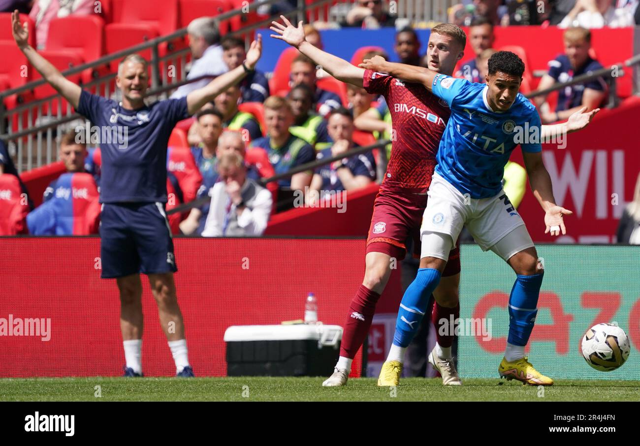 LONDON, ENGLAND - MAI 28: Carlisles Jack Armer kämpft um den Ball ...