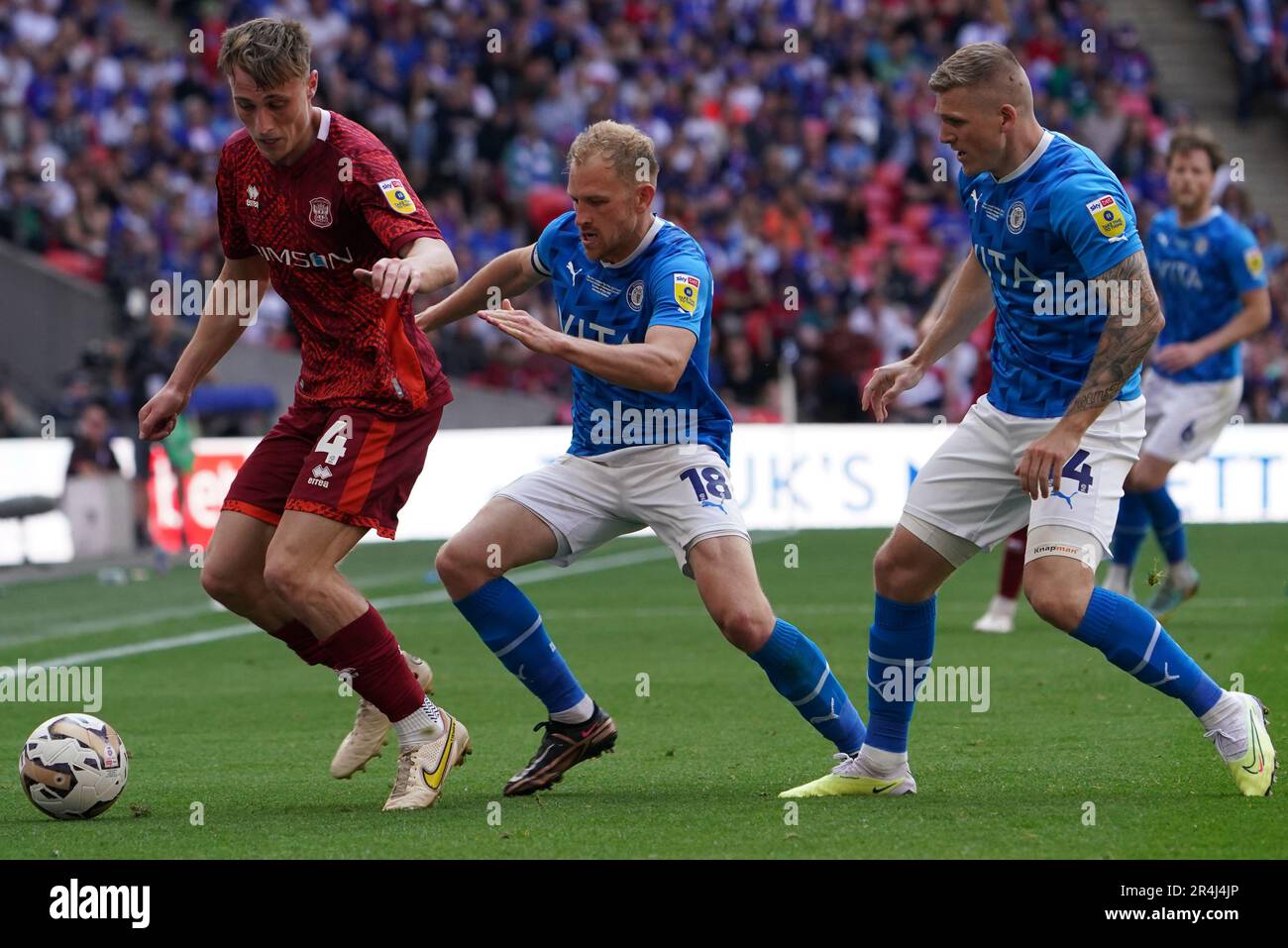 LONDON, ENGLAND – MAI 28: Carlisles Owen Moxon und Stockports Ryan ...