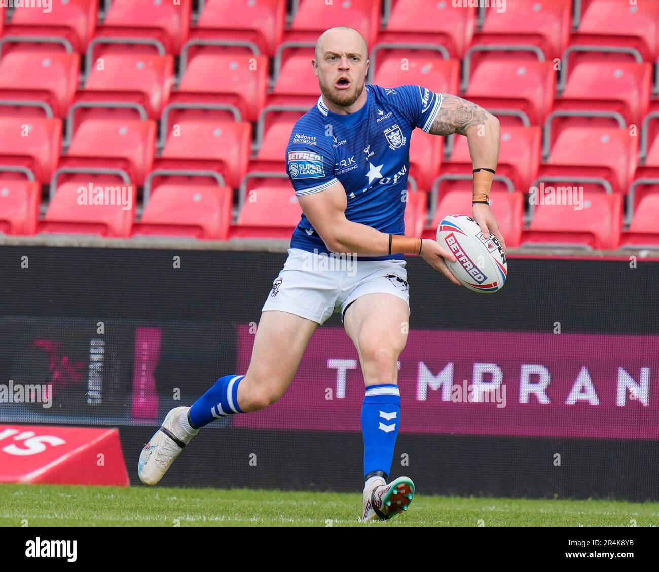 Adam Swift #2 des Hull FC macht eine Pause beim Spiel der Betfred Super ...