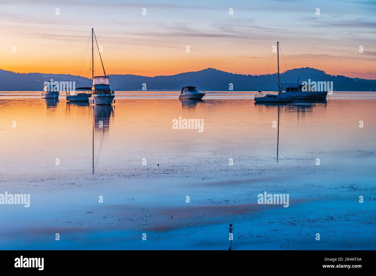 Ein atemberaubender Sonnenaufgang mit hohen Wolken, die Reflexionen auf ...