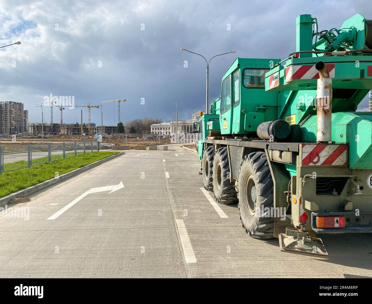 Großer leistungsstarker neuer industrieller Grünkran, der beim Bau neuer Stadtteile verwendet ...