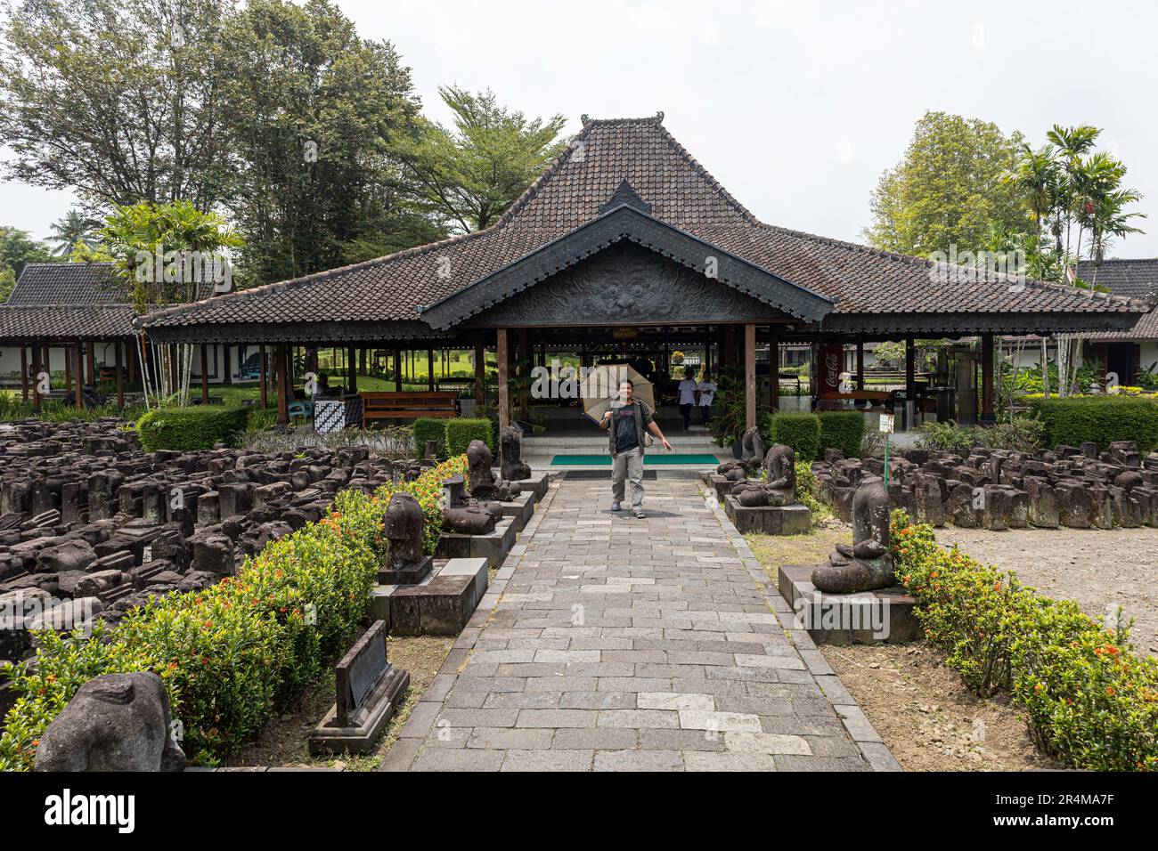 Java, Indonesien - April 2023: Traditionelles javanisches Haus in der ...