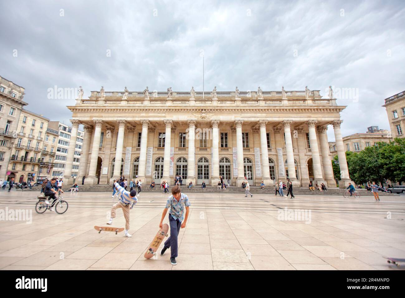 Bordeaux ist eine Hafenstadt an der Garonne im Departement Gironde im ...