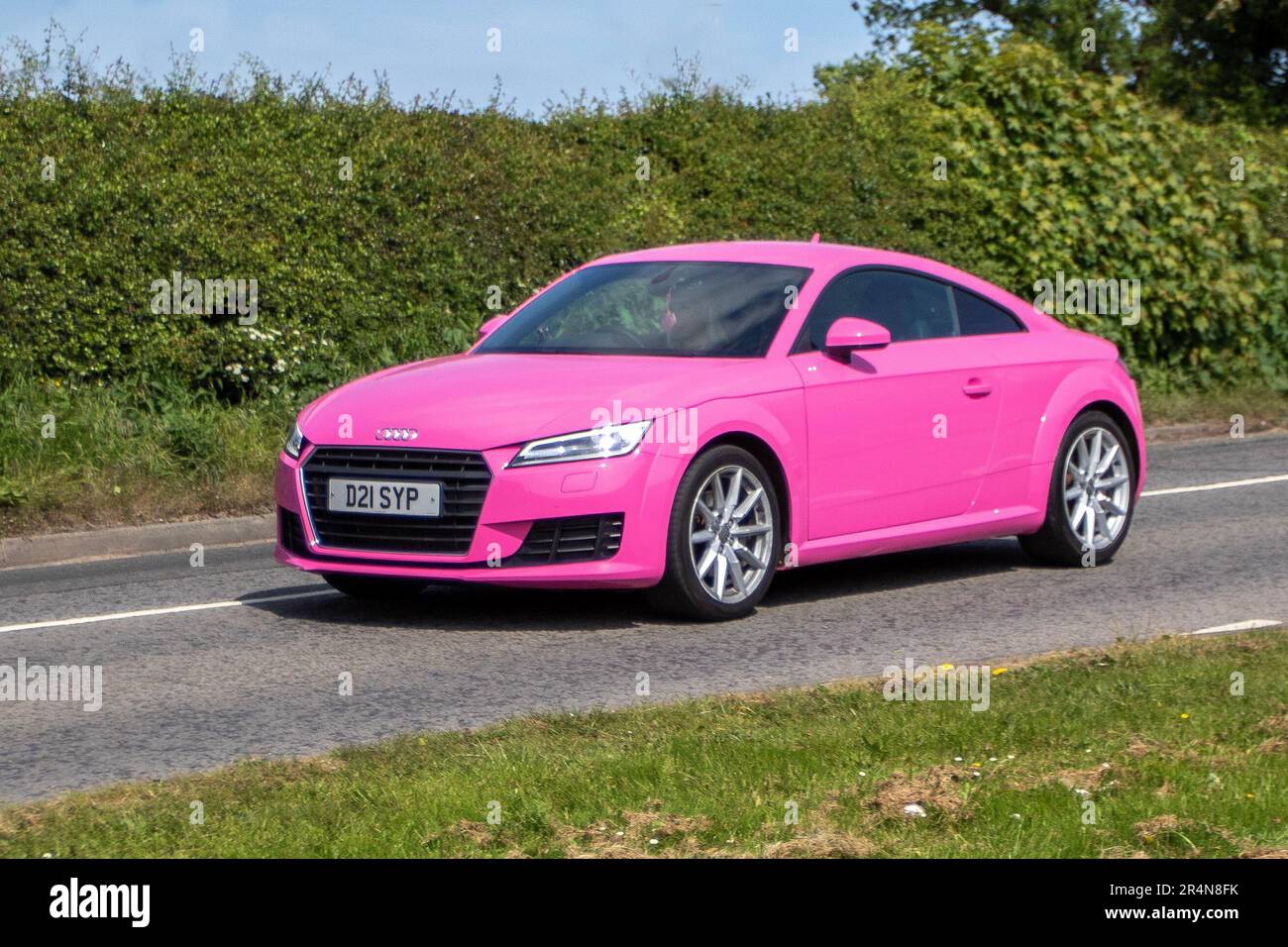 Pink audi tt roadster -Fotos und -Bildmaterial in hoher Auflösung – Alamy