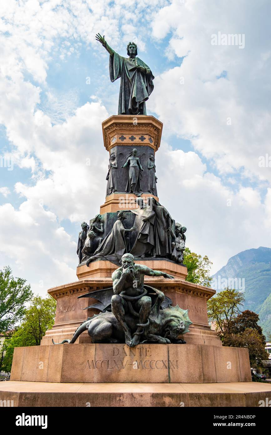 Blick auf die Dante-Statue in einem Park in Trento, 23. April 2023 ...