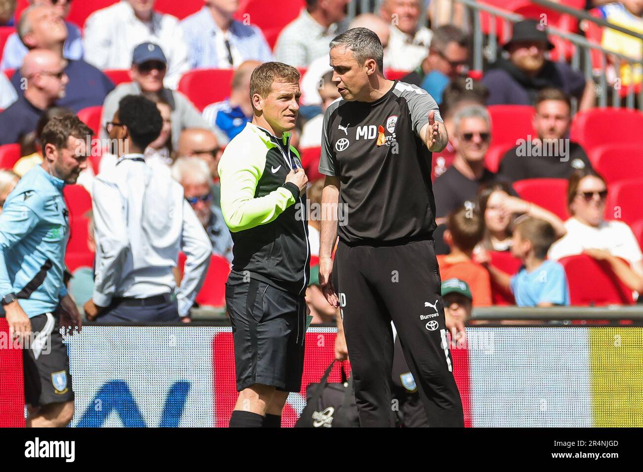 Michael Duff, Manager von Barnsley, spricht mit 4. Beamten während des ...
