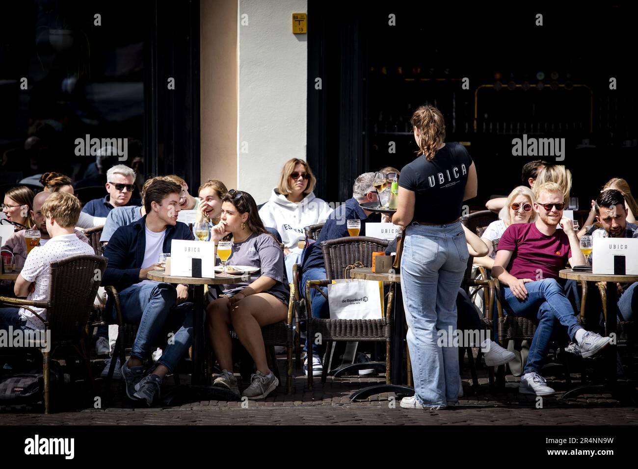 UTRECHT - Tagesausflüge sitzen am Pfingstmontag auf der Terrasse. Viele ...