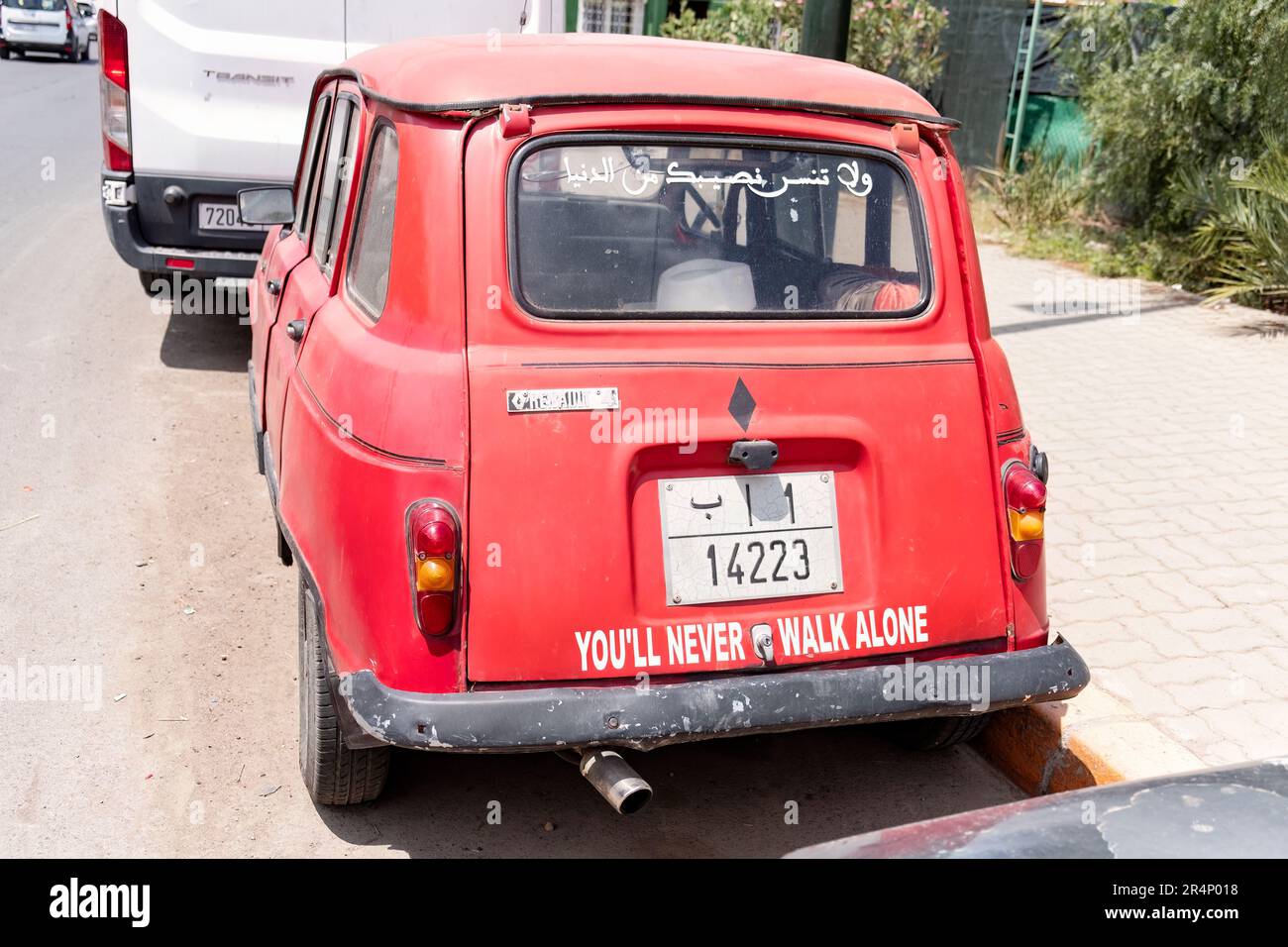 Ein alter roter Renault 4-Wagen, der auf einer Straße in Marrakesch ...