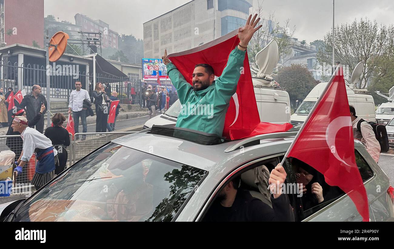 Anhänger des türkischen Präsidenten Recep Tayyip Erdogan feiern am 29 ... Anhänger des türkischen Präsidenten Recep Tayyip Erdogan feiern am 29 ...
