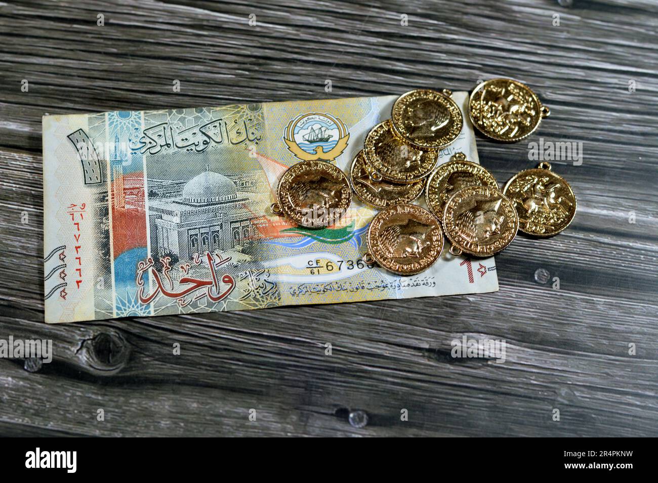 Eine Kuwait-Dinar-Banknote 1 KWD mit Einflüssen der antiken ...