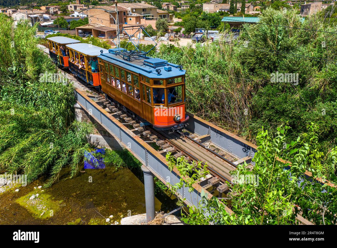 Alte Straßenbahn neben dem Dorf Soller. Die Straßenbahn fährt 5kms km ...