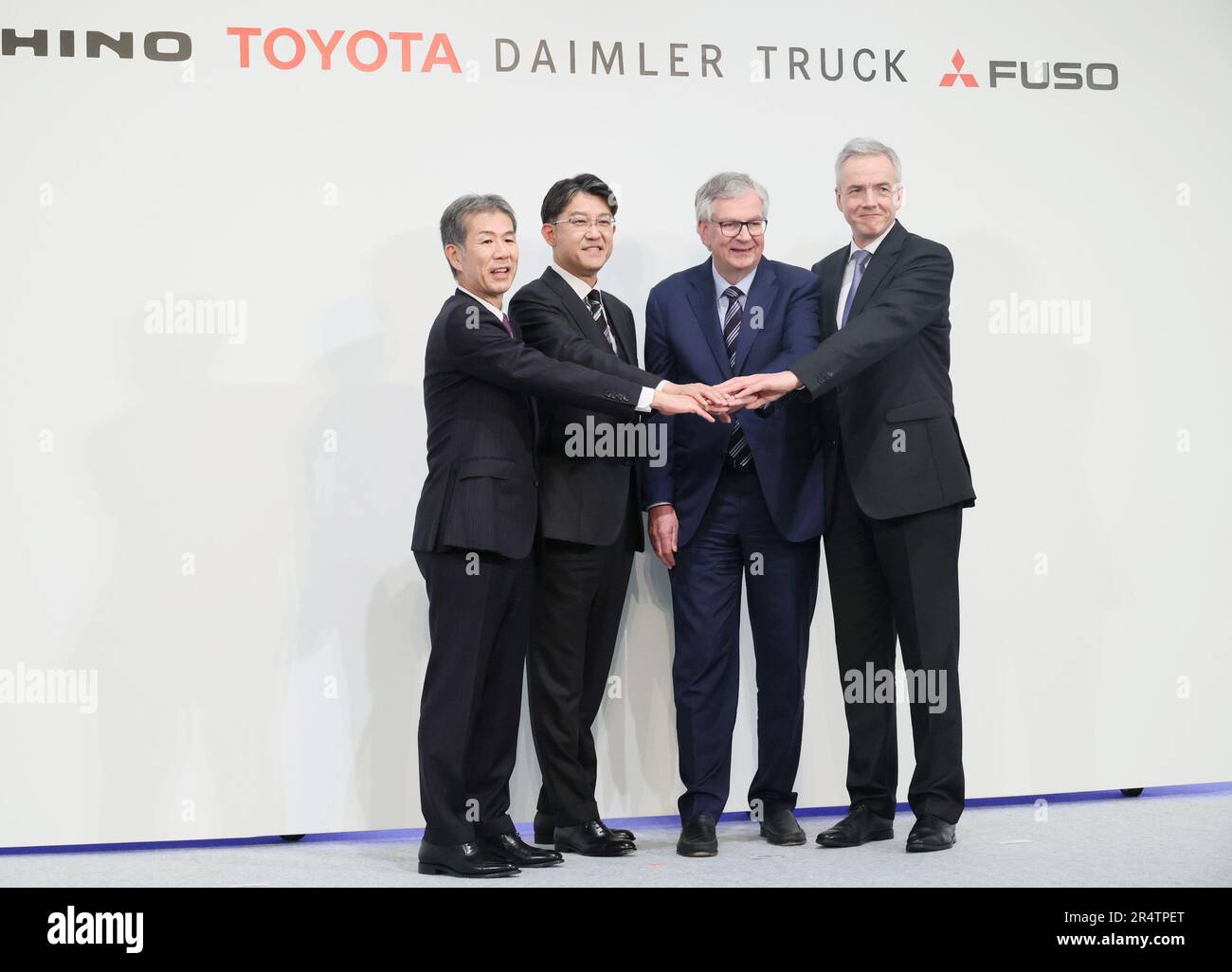 30. Mai 2023, Tokio, Japan - (L-R) Satoshi Ogiso, CEO von Hino Motors ...