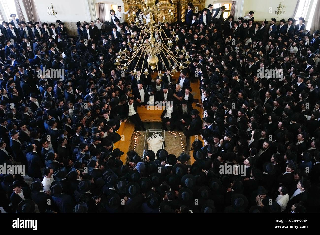 Ultra-Orthodox Jews mourn around the body of Rabbi Gershon Edelstein ...