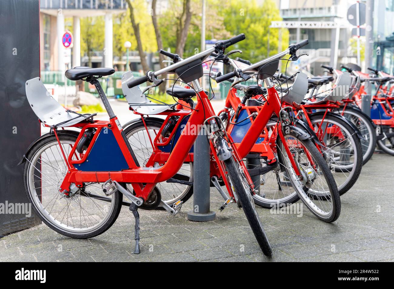 Nahaufnahme viele rote City Bikes, die in Reihe auf der deutschen ...