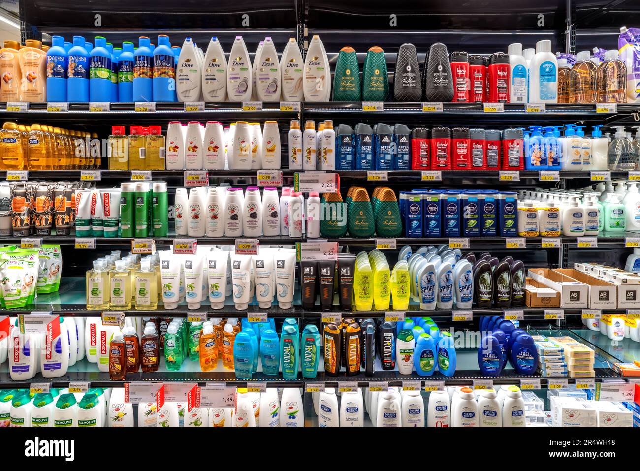 Italien - 25. Mai 2023: Packungen mit Shampoo und Duschschaum ...