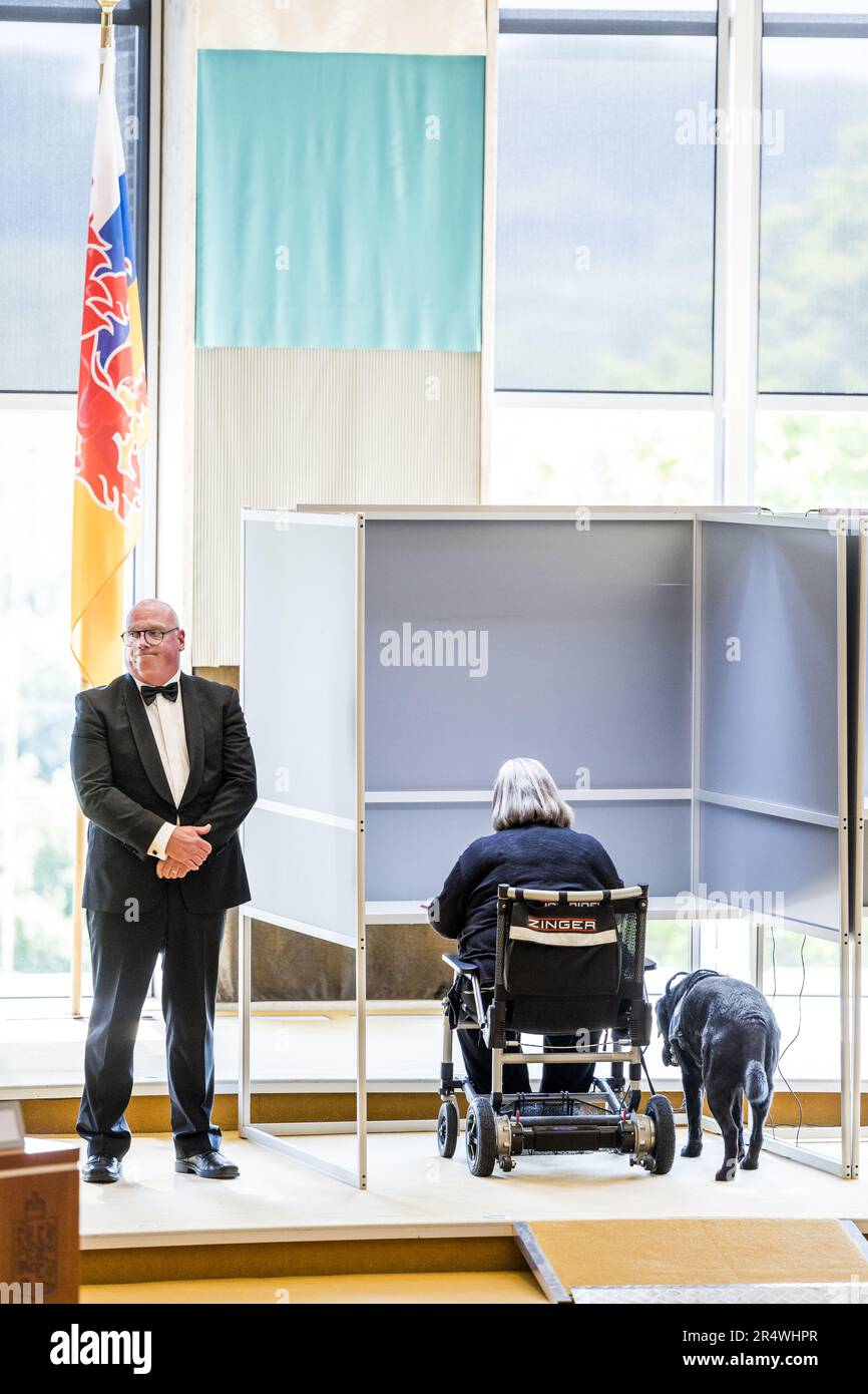 MAASTRICHT - Anne-Marie Fischer-Otten (ab 50) gibt ein Votum für die ...