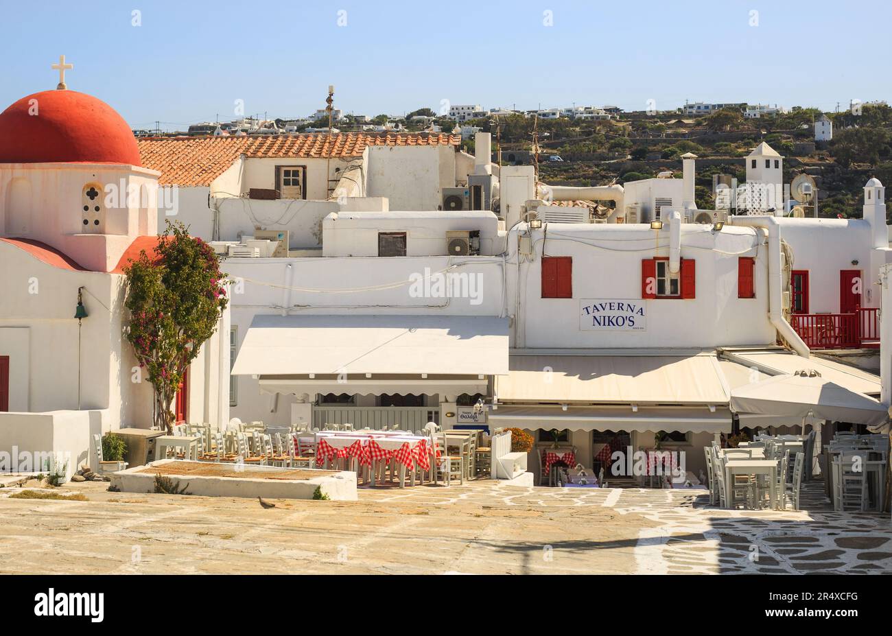 Mykonos, Griechenland, Mai 2023. Taverna auf einem Hügel in der ...