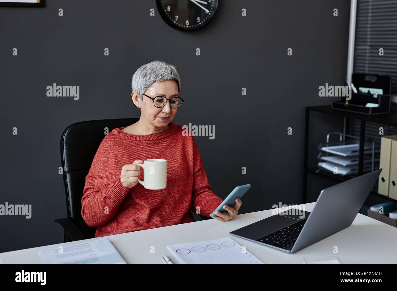 Porträt einer erfolgreichen älteren Frau als weibliche Chefin, die ein ...
