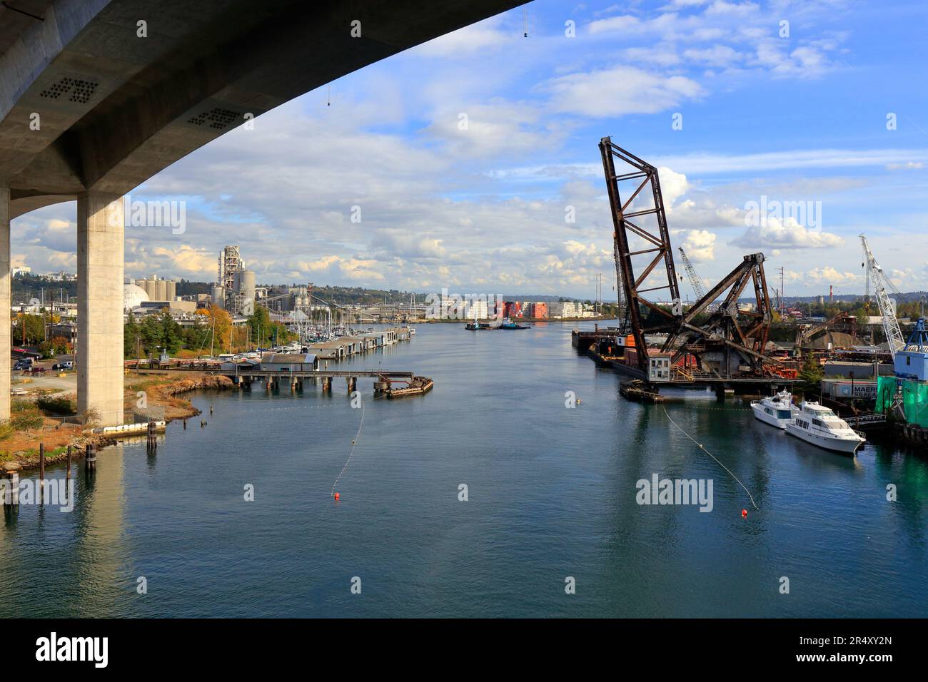 Ein Blick auf den Lower Duwamish Waterway und die Industrielandschaft ...