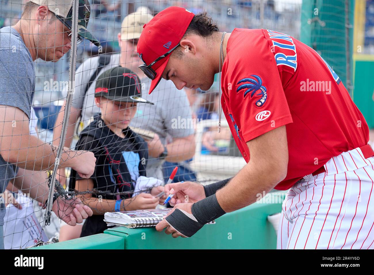 Clearwater Threshers Gabriel Rincones Jr. (45) signs autographs before ...