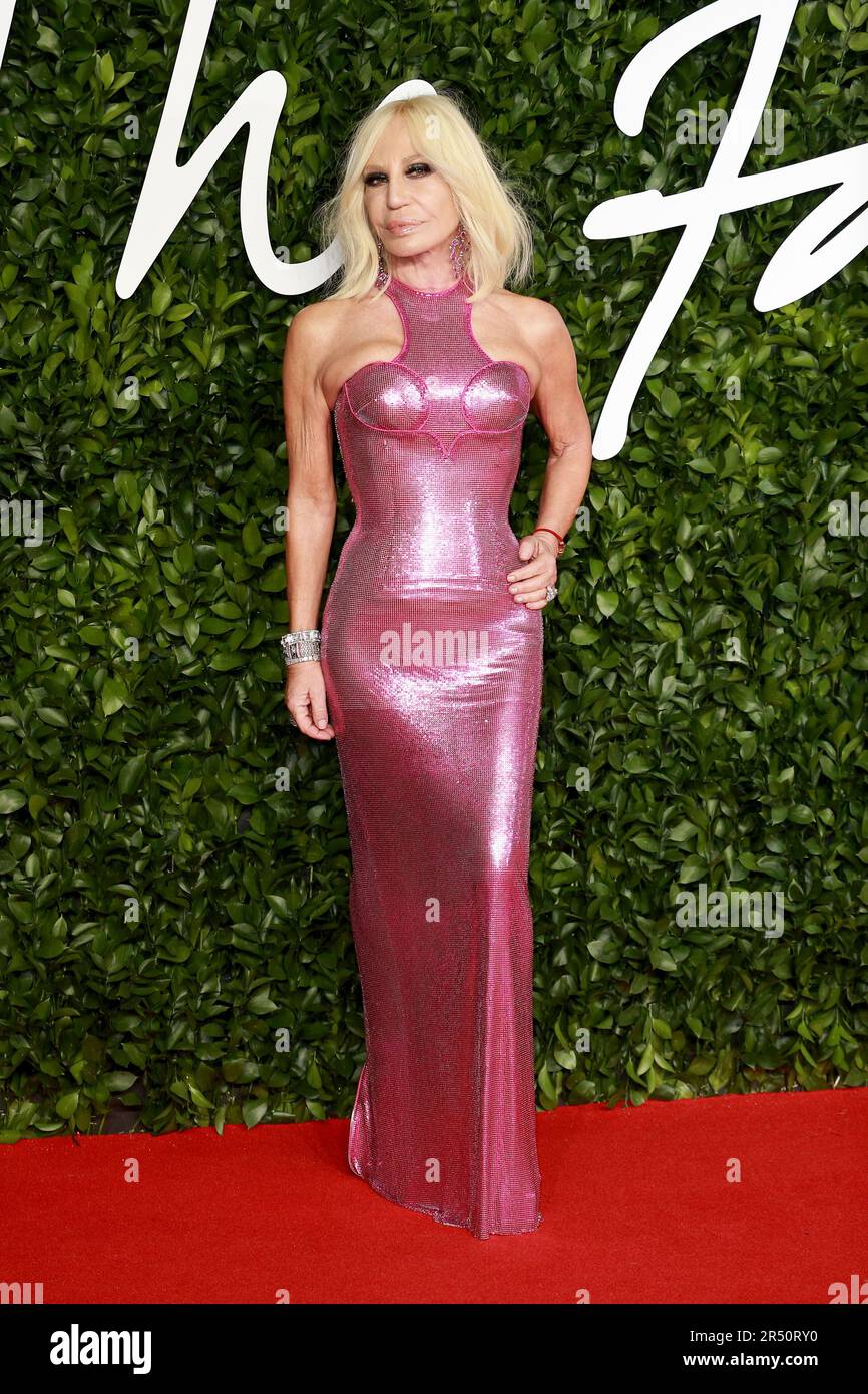 Donatella Versace nimmt an den Fashion Awards 2019 in der Royal Albert ...