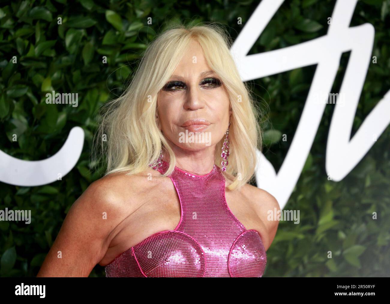 Donatella Versace nimmt an den Fashion Awards 2019 in der Royal Albert ...