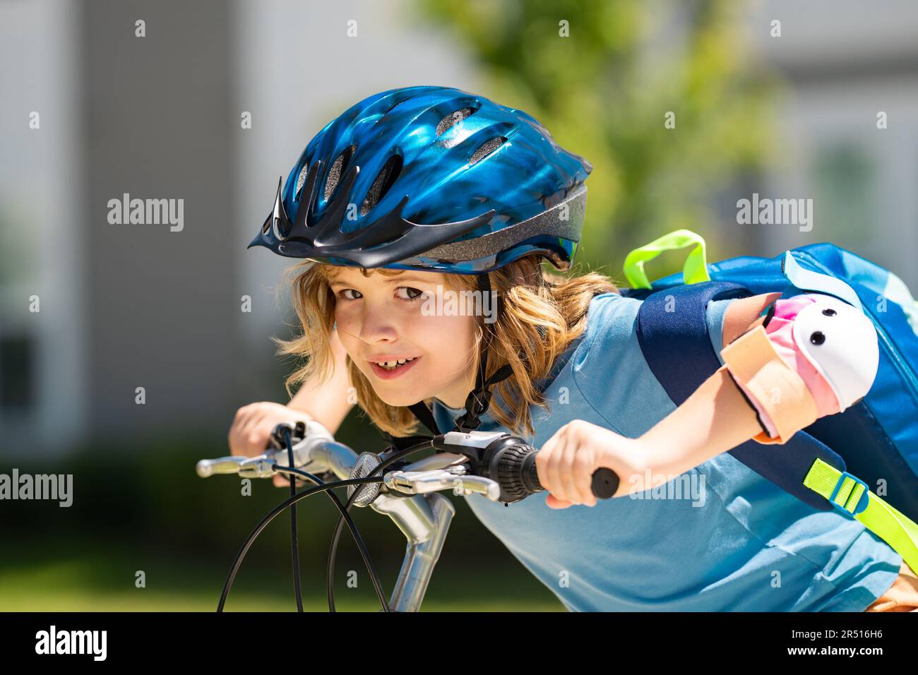 Der kleine Junge fährt im Park Fahrrad. Ein Kind, das Fahrrad fährt. Glückliches lächelndes Kind ...