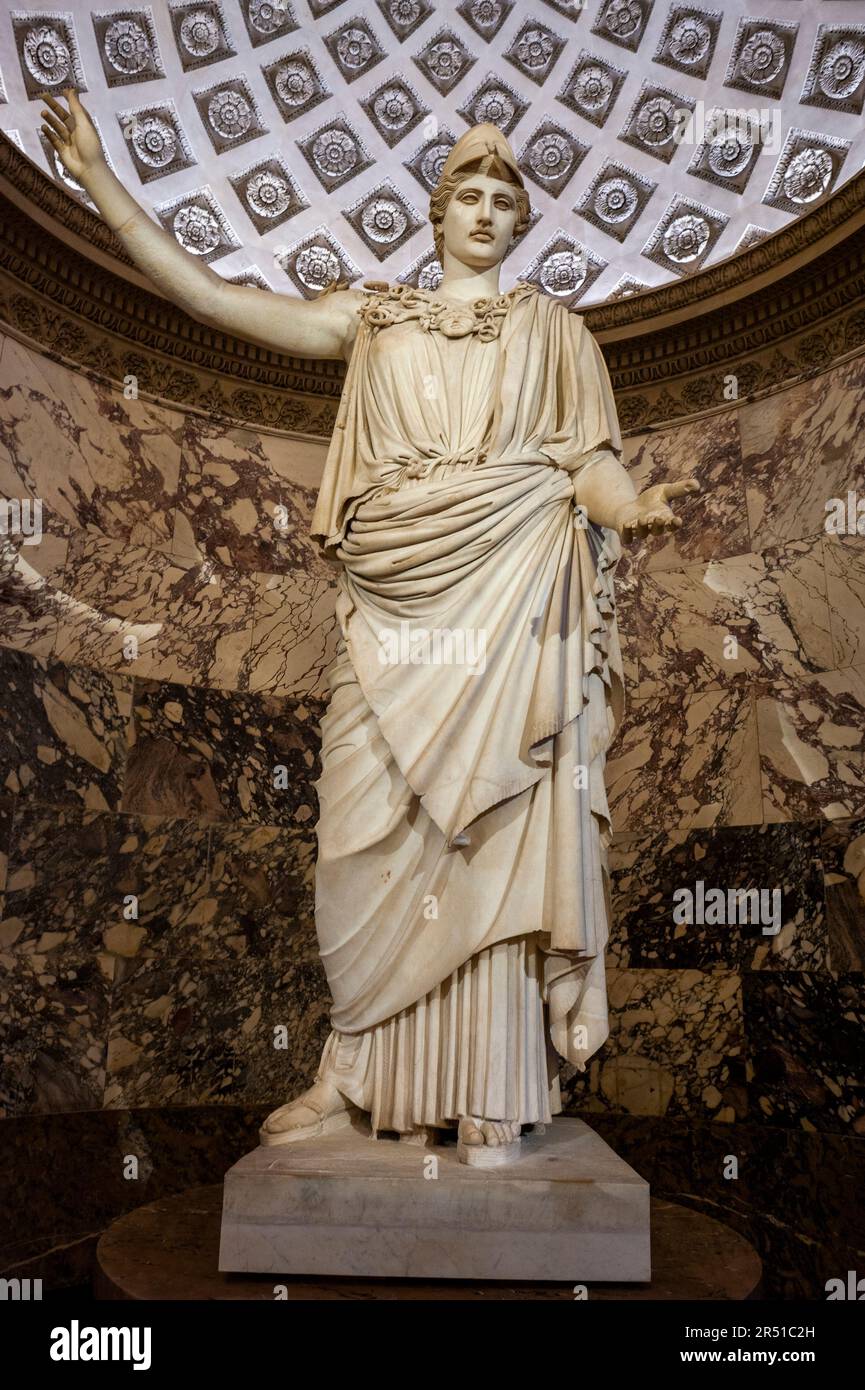 Paris, Frankreich, Low Angle, Antike Statue im Louvre Museum, „Athena ...