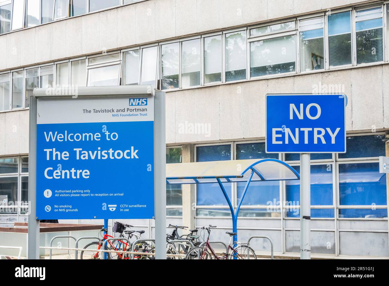 Die Schließung der einzigen NHS-Gender-Klinik für Kinder in England und ...